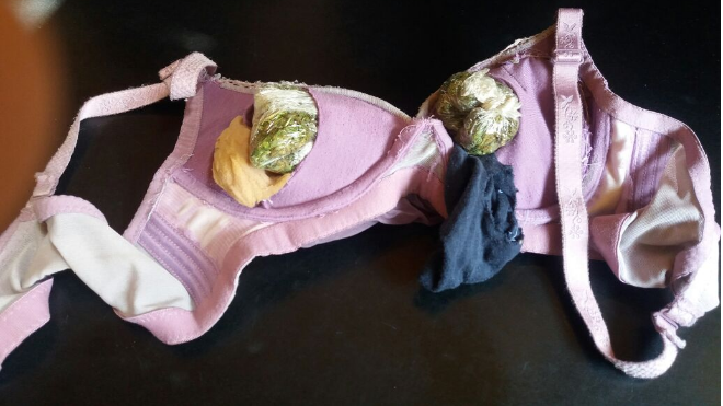 Conozca el relleno del brasier con el que pretendía ingresar a una cárcel