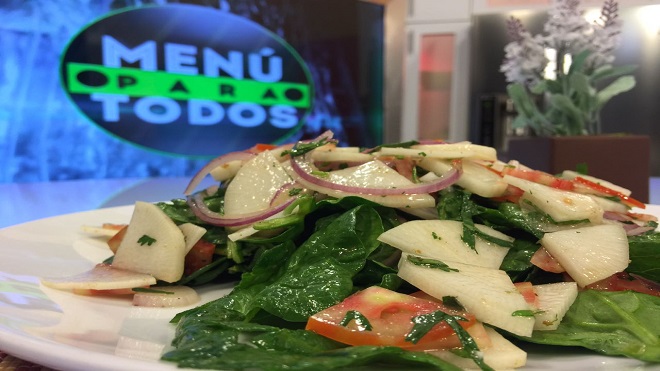 Cocina con nosotros una rica ensalada de espinaca y nabo oriental