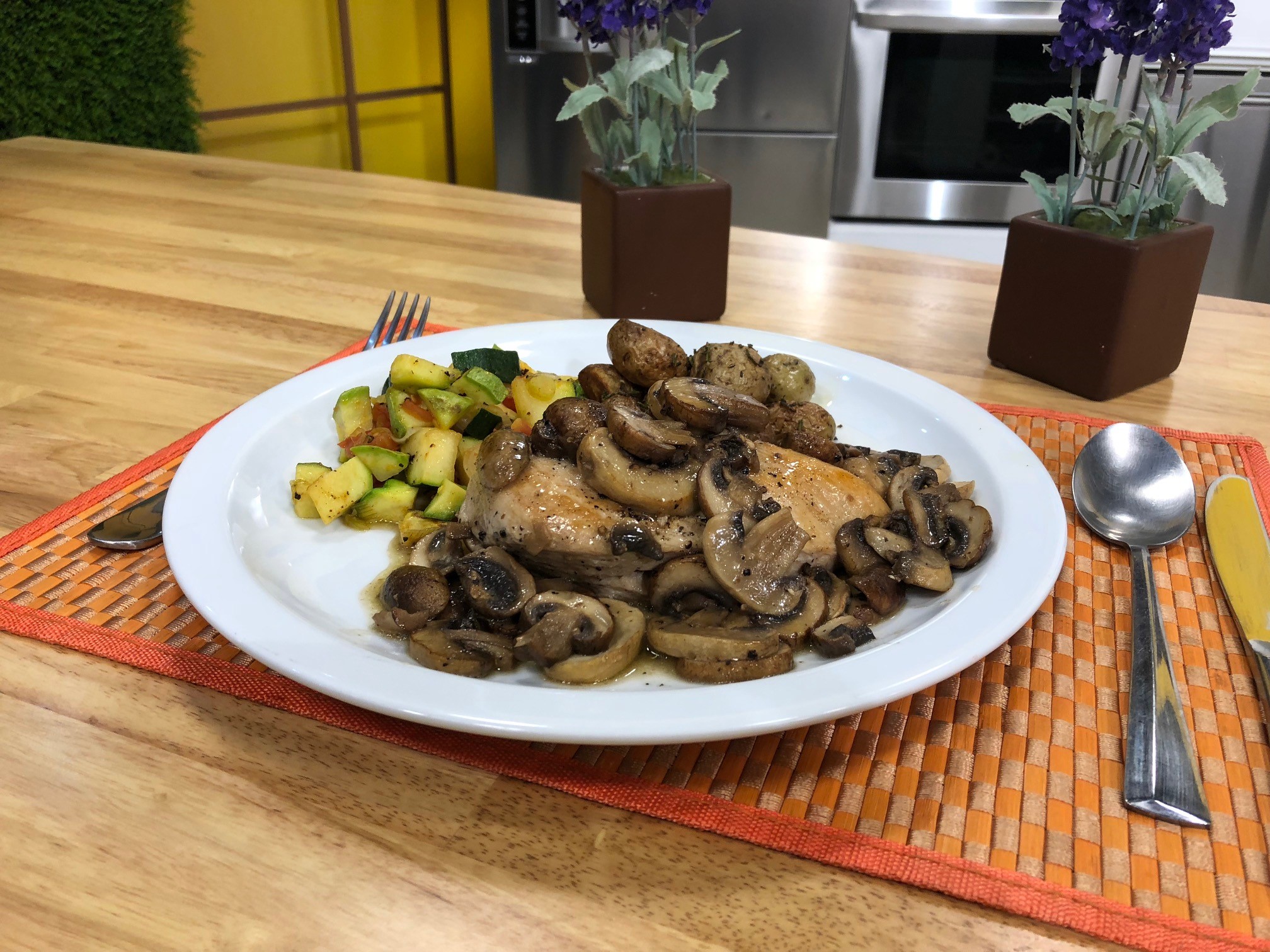 Disfruta de una receta de pollo con hongos y papas cambray