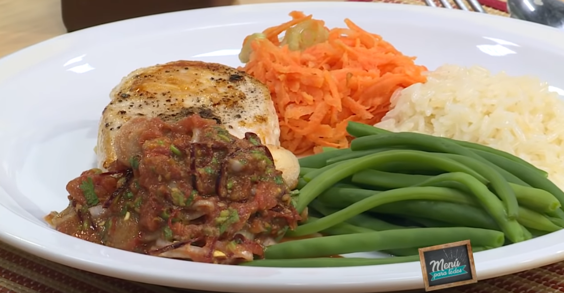 Pollo con chirmol asado de pepita y chile guaque, una combinación deliciosa
