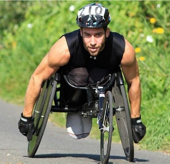 ¿Por qué un hombre parapléjico se arrastró por un aeropuerto de Reino ...