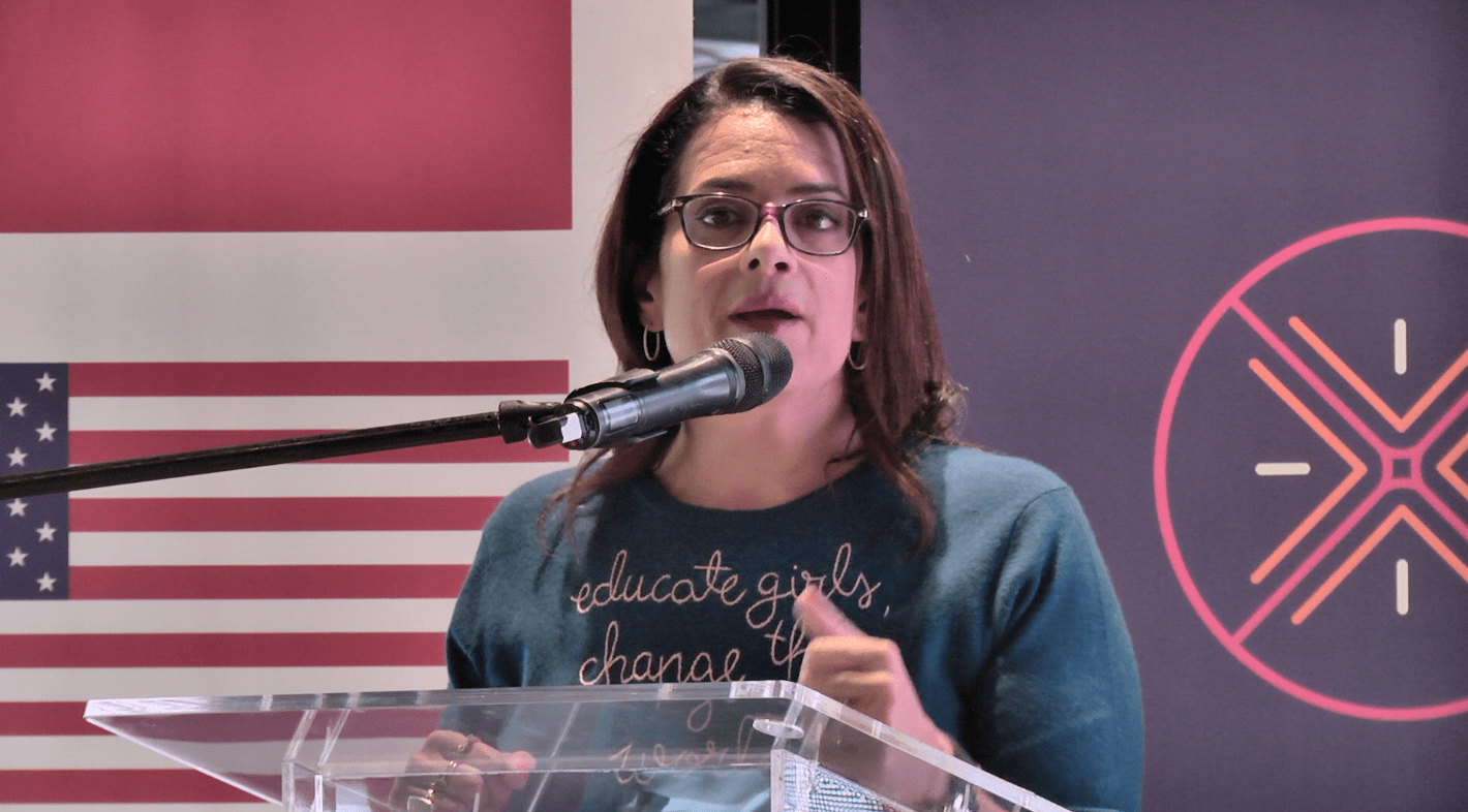 Jess Weiner cambió a Barbie y ahora ayuda a niñas de Sololá