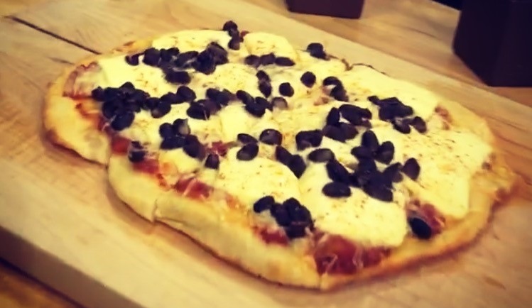 Disfruta de una deliciosa pizza de frijol y queso panela