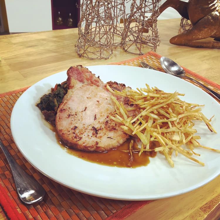 VIDEO: Receta de chuletas entomatadas con papas fritas