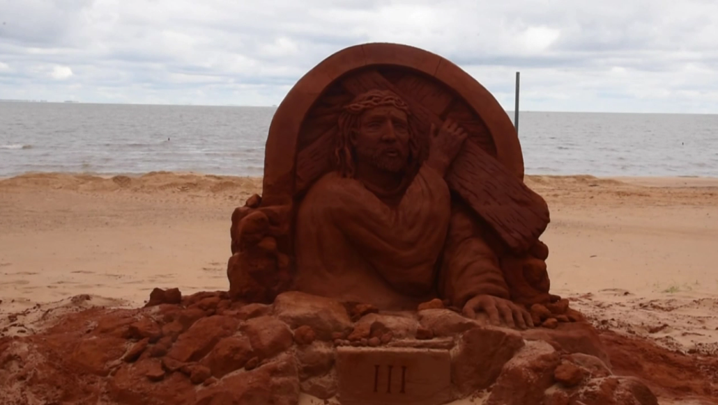 Estaciones del Vía Crucis de arena a orillas del Paraná