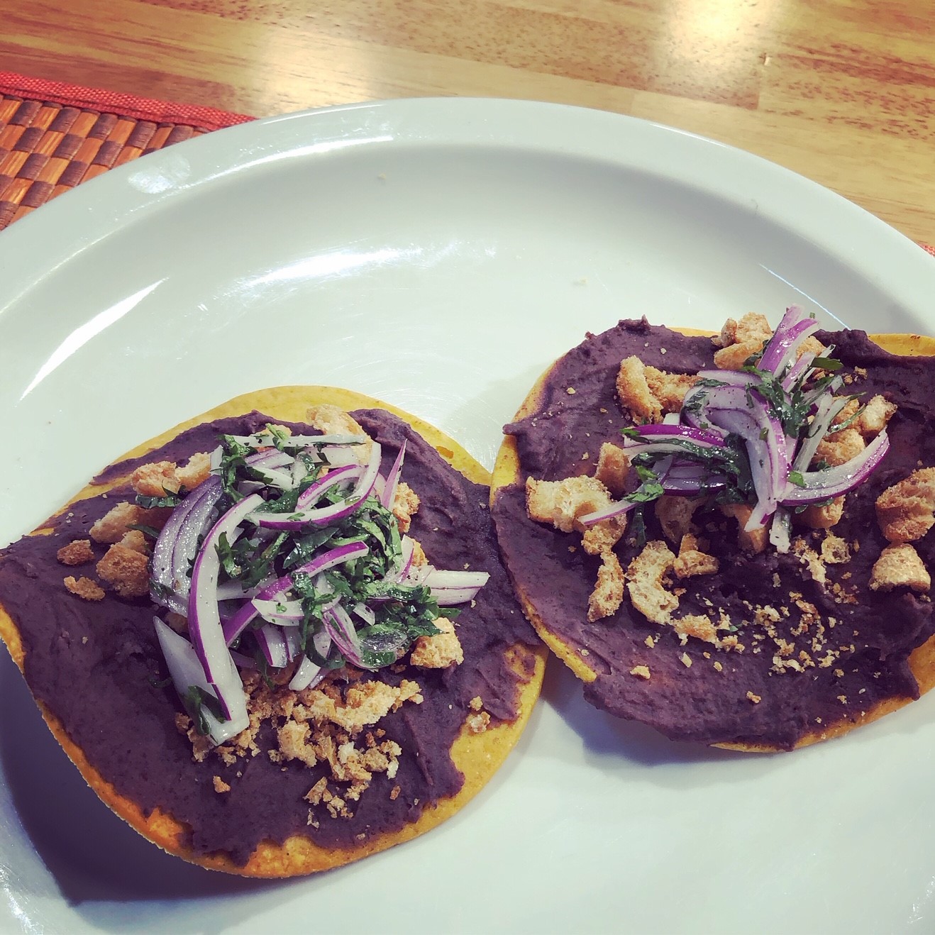[Menú para Todos] Tostada de frijol y chicharrón