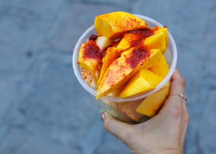 ¡Mango con chile! Así disfruta Selena Gómez su visita a México