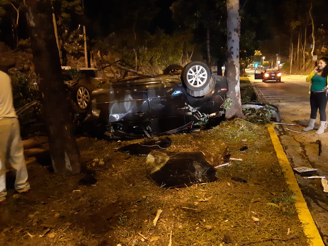 Fotos | Carro choca y se le desprende el motor en la zona 6; hay tres ...