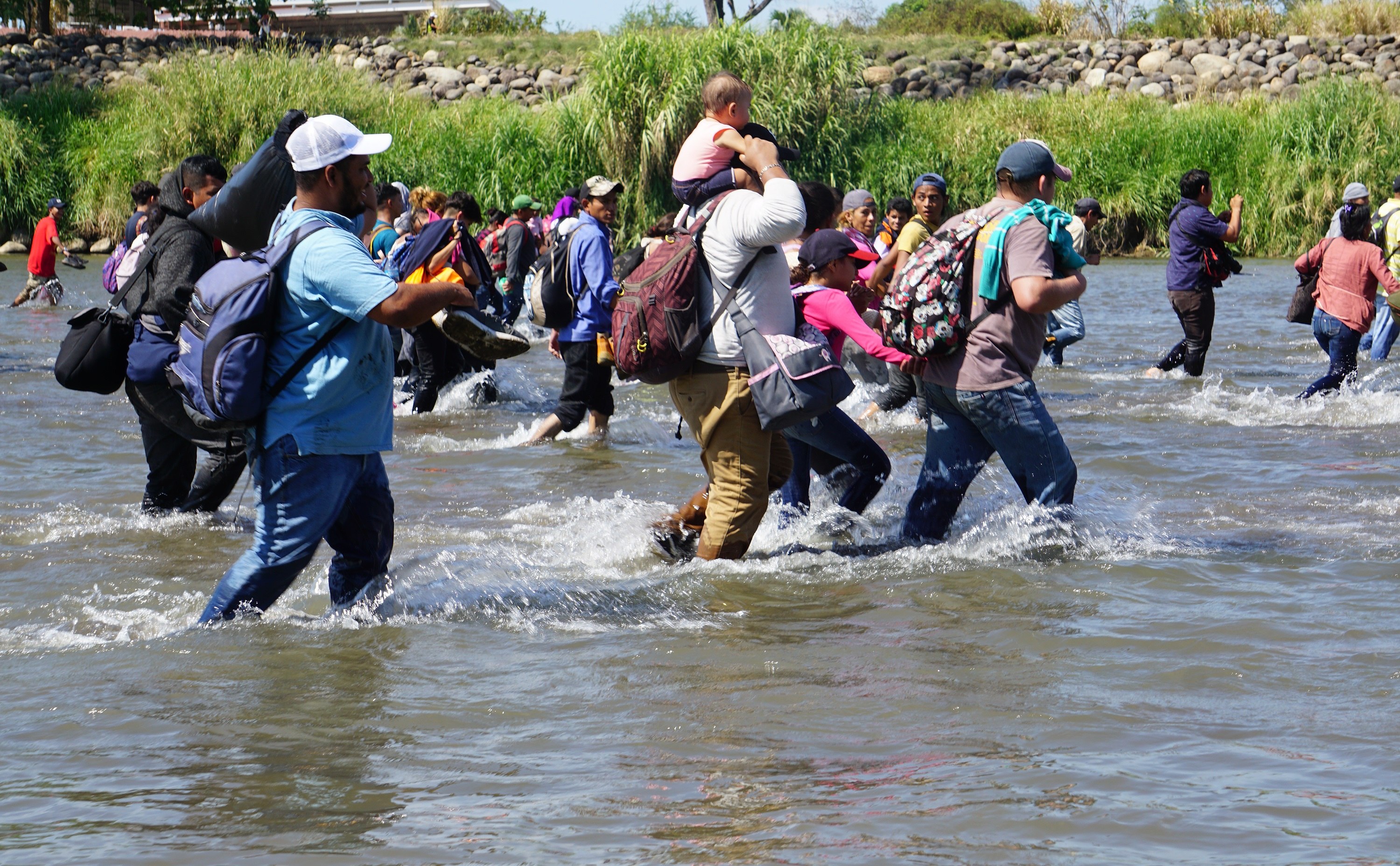 Caravana de migrantes ingresa a la fuerza a México por el río Suchiate ...