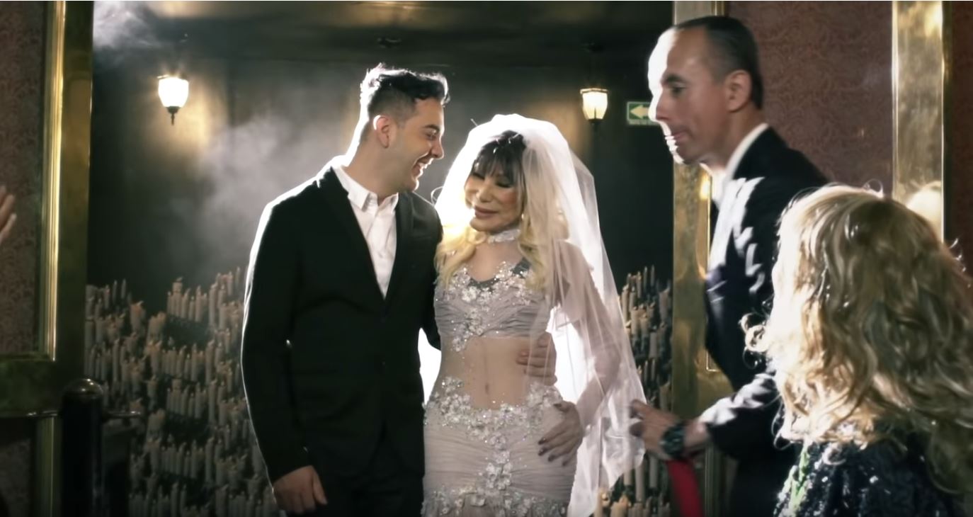 Así fue la supuesta boda de Lyn May de 68 años con un joven 30 años ...