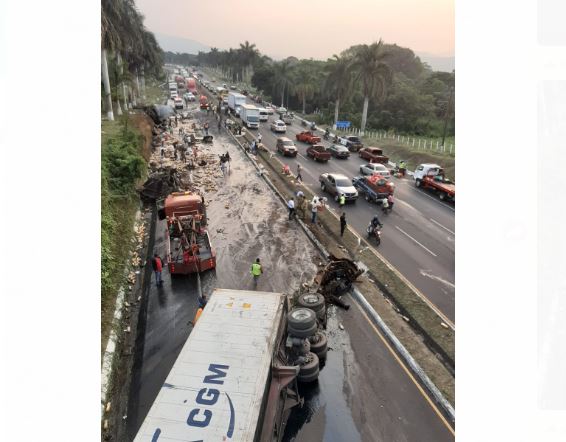 Accidente complica paso en autopista y se incencia uno de los vehículos ... Accidente complica paso en autopista y se incencia uno de los vehículos ...
