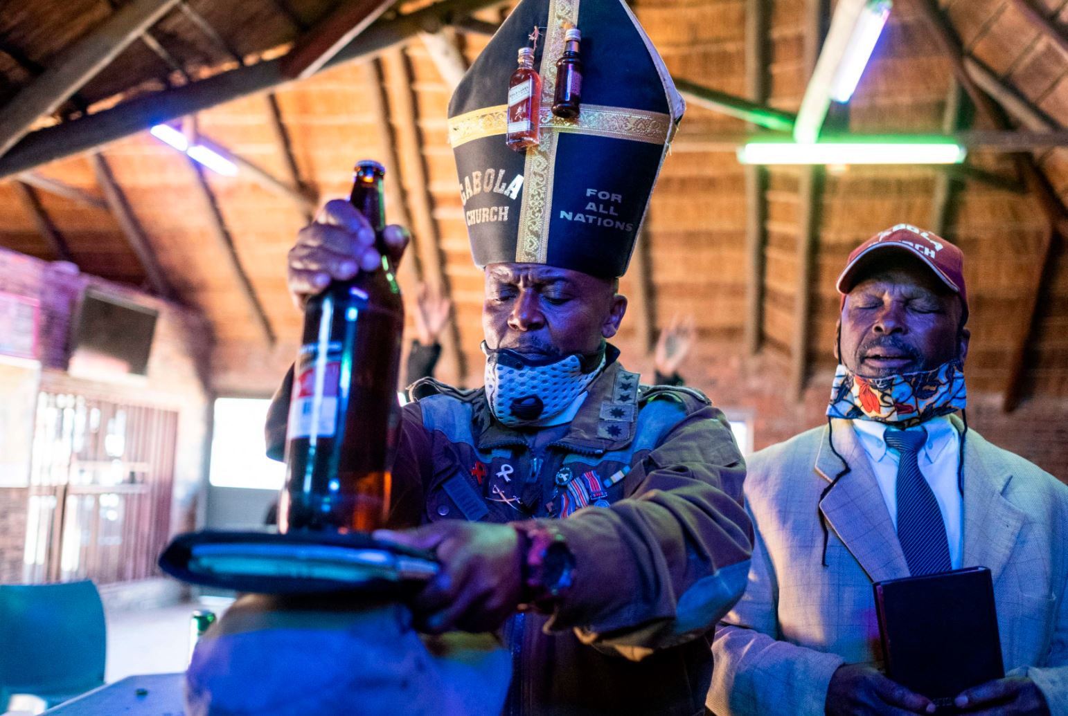 Video: Con cerveza o ginebra, así son los servicios religiosos en la ...