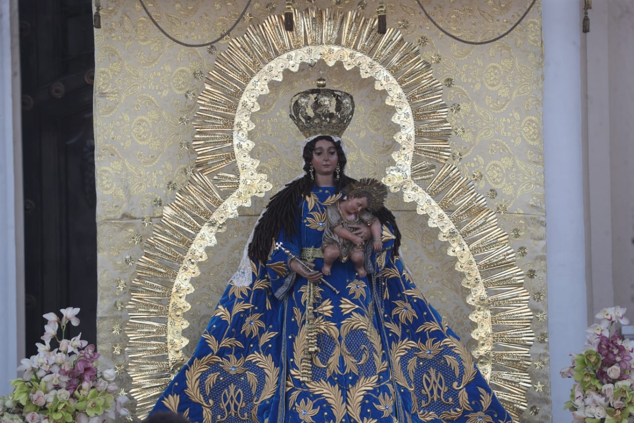 Guatemaltecos visitan a la Virgen del Rosario en su día - Guatevision