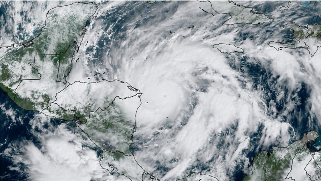 Huracán Eta y la impresionante imagen que muestra la fuerza con la que ...