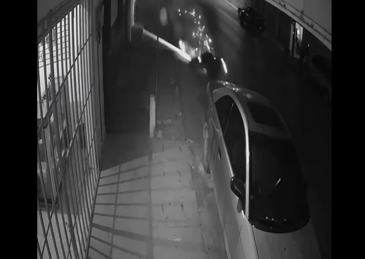 Video: Motorista arrolla a persona, choca contra vehículo y se pone de ...