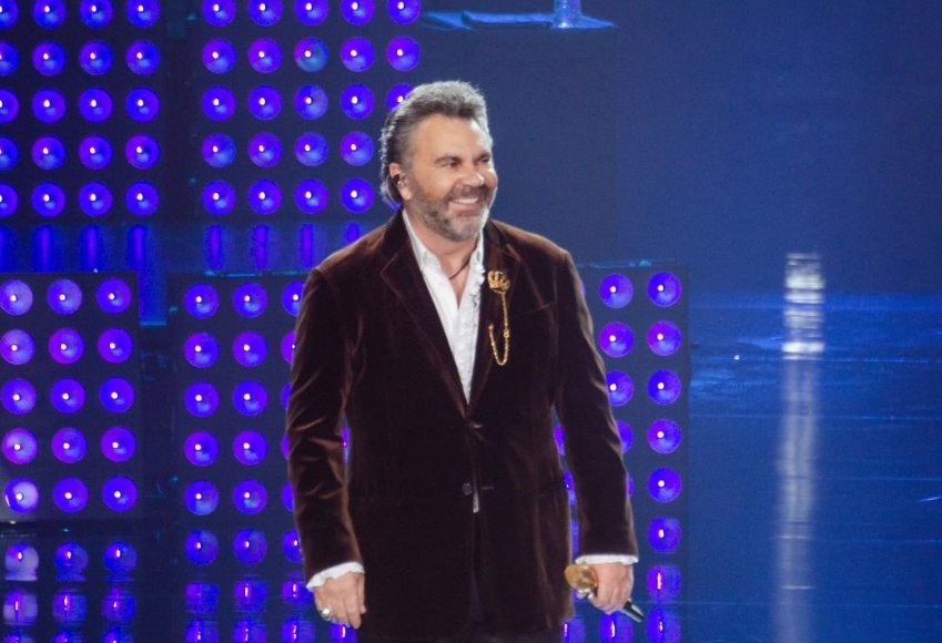 Mijares se deja ver por primera vez con su novia en una premiación ...