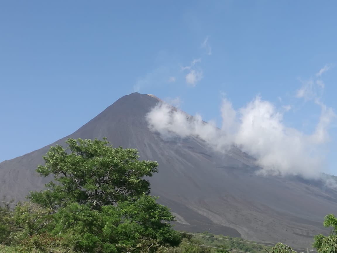 Volcán de Pacaya emite gases y no se descartan flujos de lava con ...