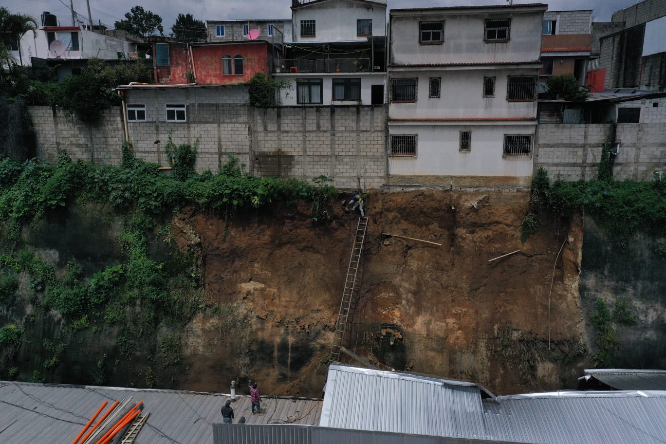 Las imágenes que muestran el daño causado por un deslizamiento en la zona 6 de Mixco y el riesgo ...