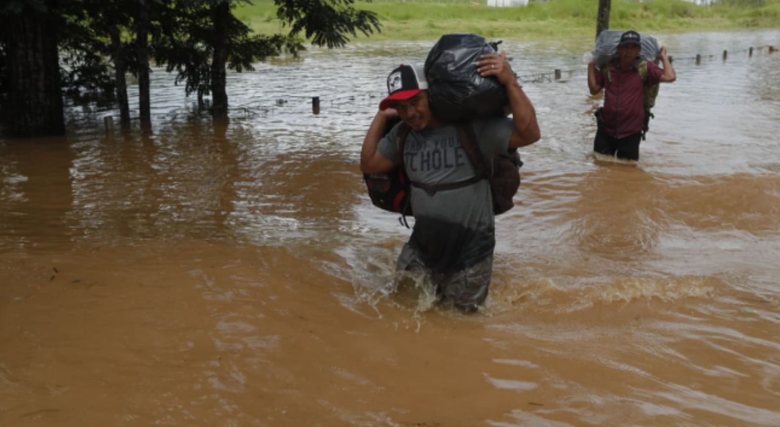 Depresión tropical Julia: Personas de movilizan entre el agua en ...