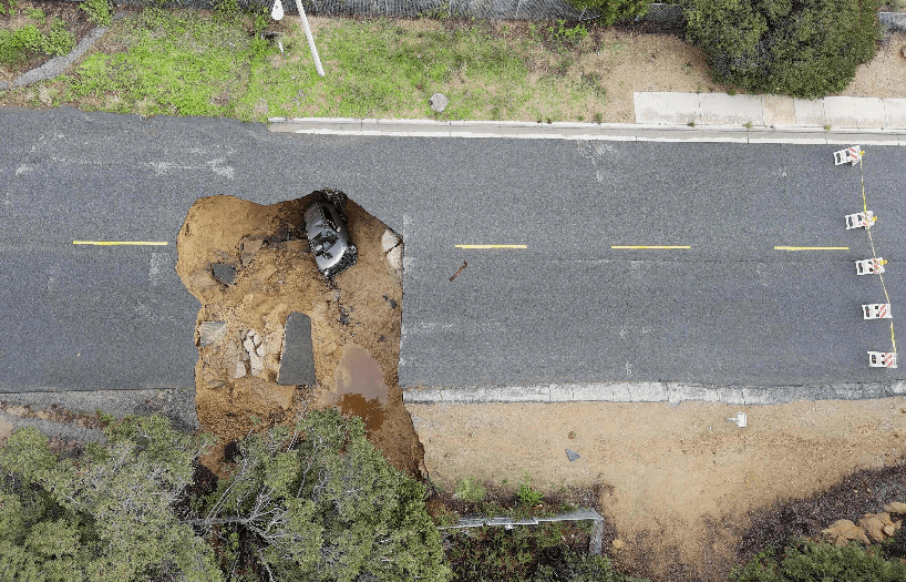 Video muestra enorme socavón en el que cayeron dos vehículos en ...