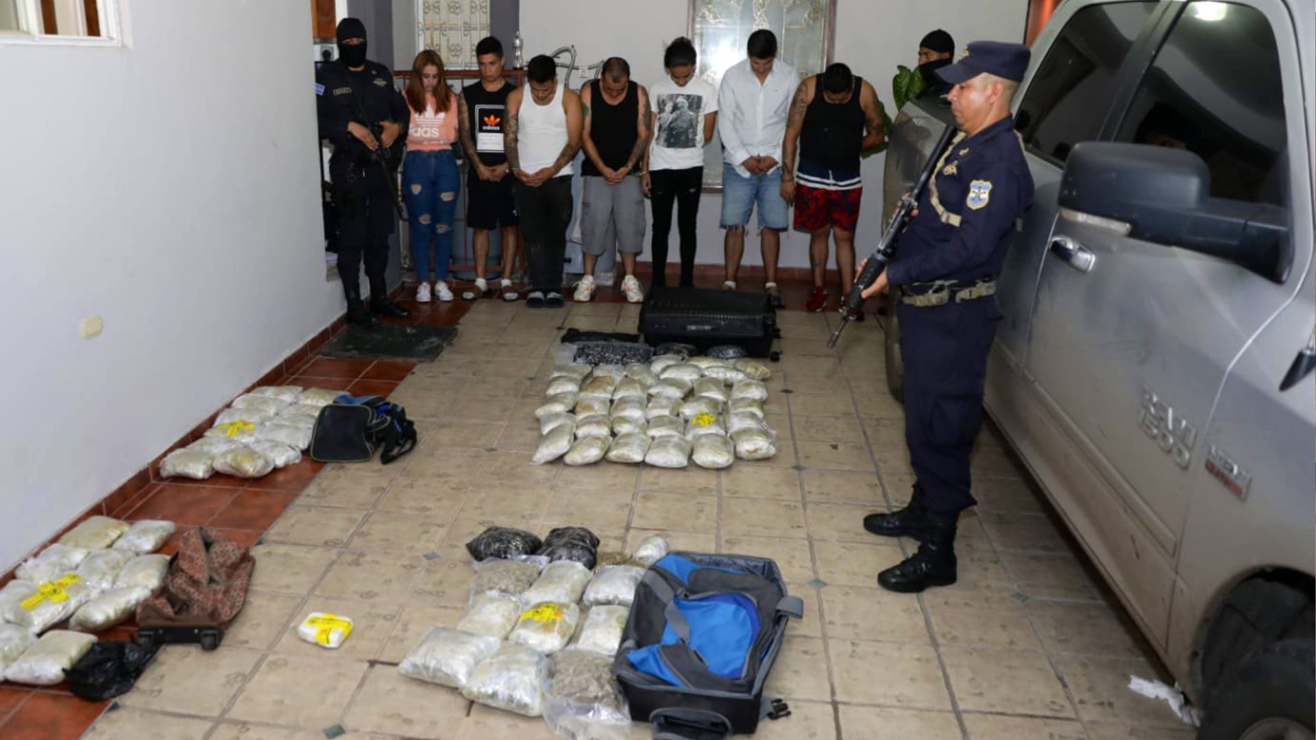 7 guatemaltecos son capturados en El Salvador durante un operativo antinarcótico y les incautan ...