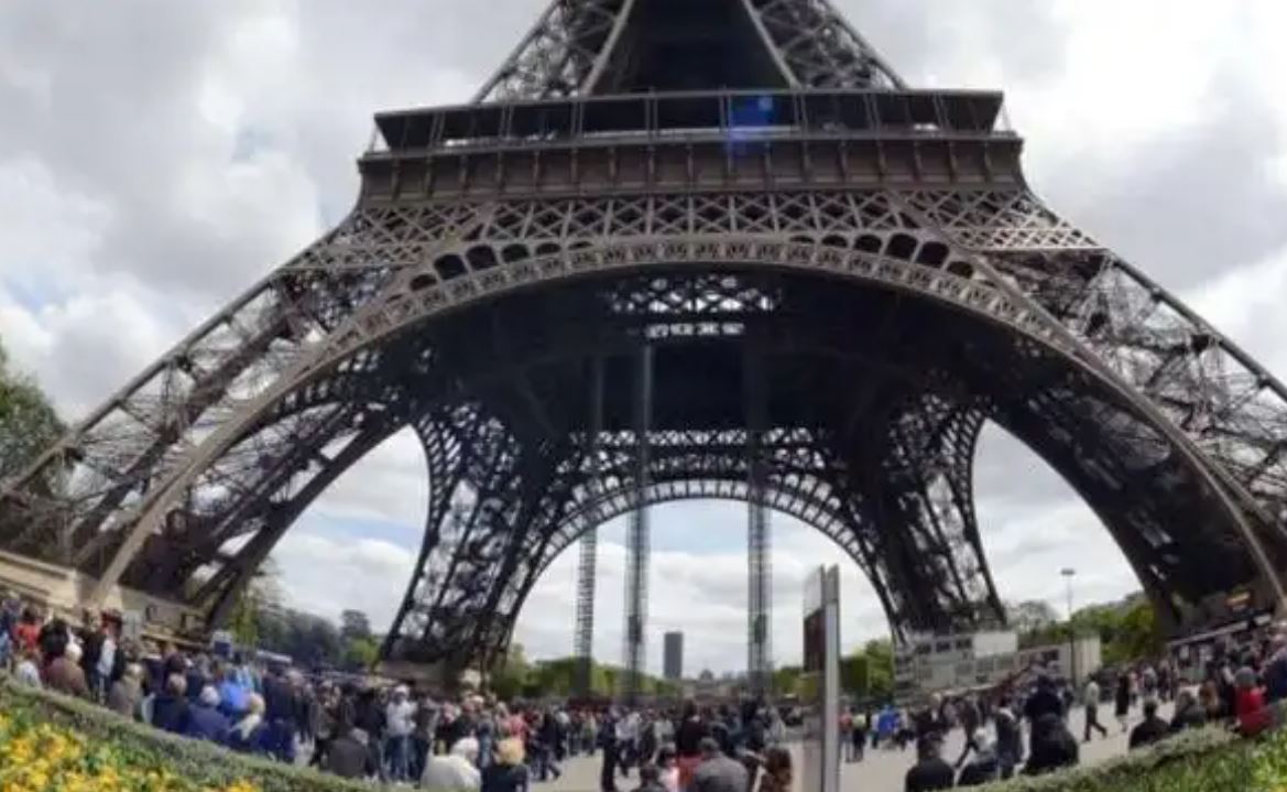 Dos turistas de EE. UU. ebrios pasaron la noche en la Torre Eiffel y así fueron descubiertos ...